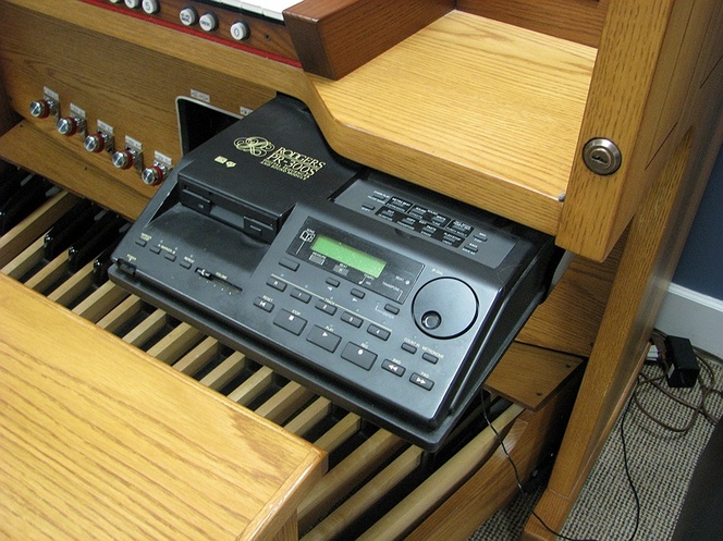 1999 Rodgers Organ - Model 790