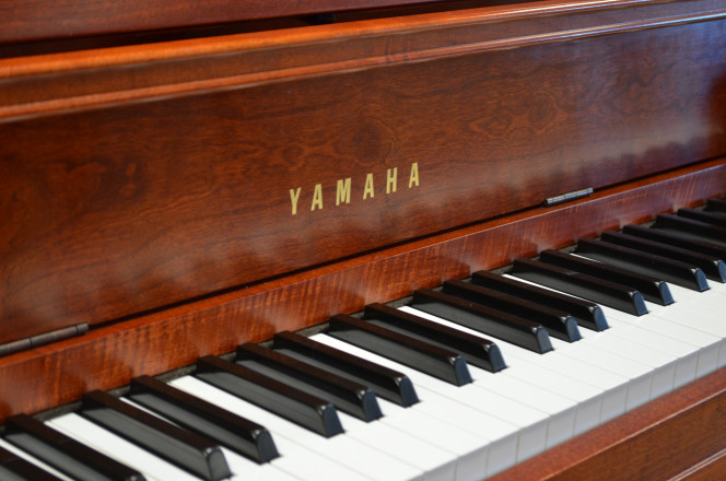 2004 Yamaha M500 Parisian console piano